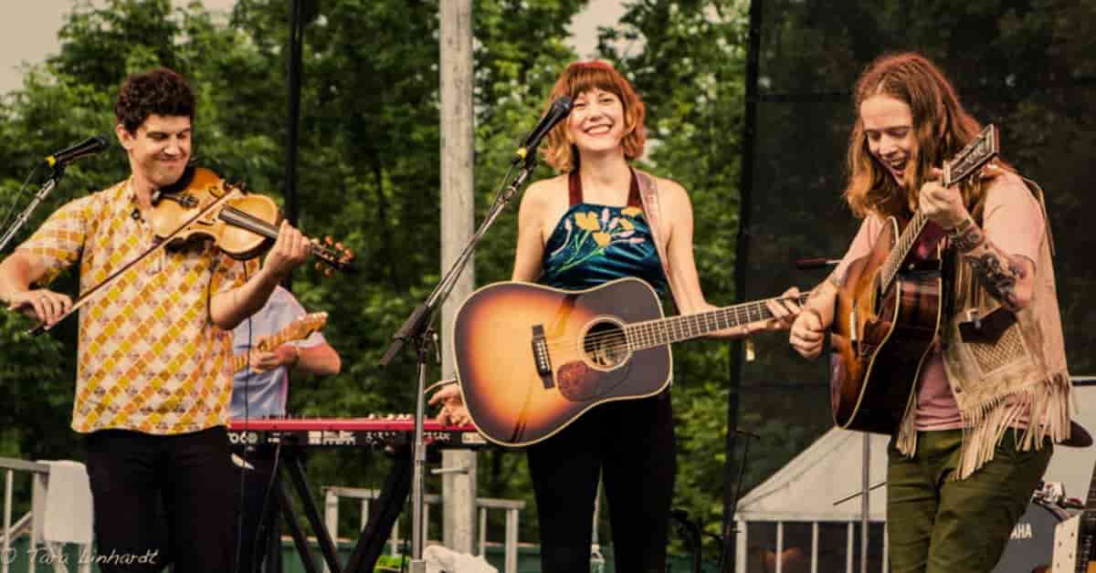 Molly Tuttle and Billy Strings - Sitting on Top of the World