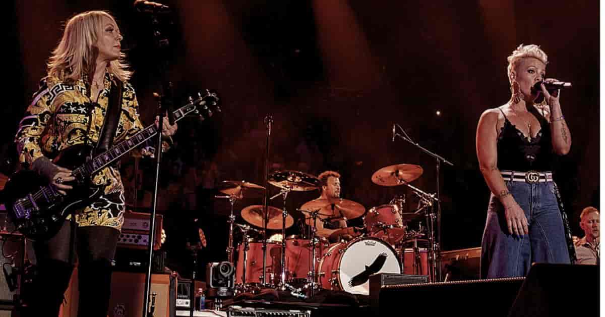 Pink and Nancy Wilson of Heart - Barracuda